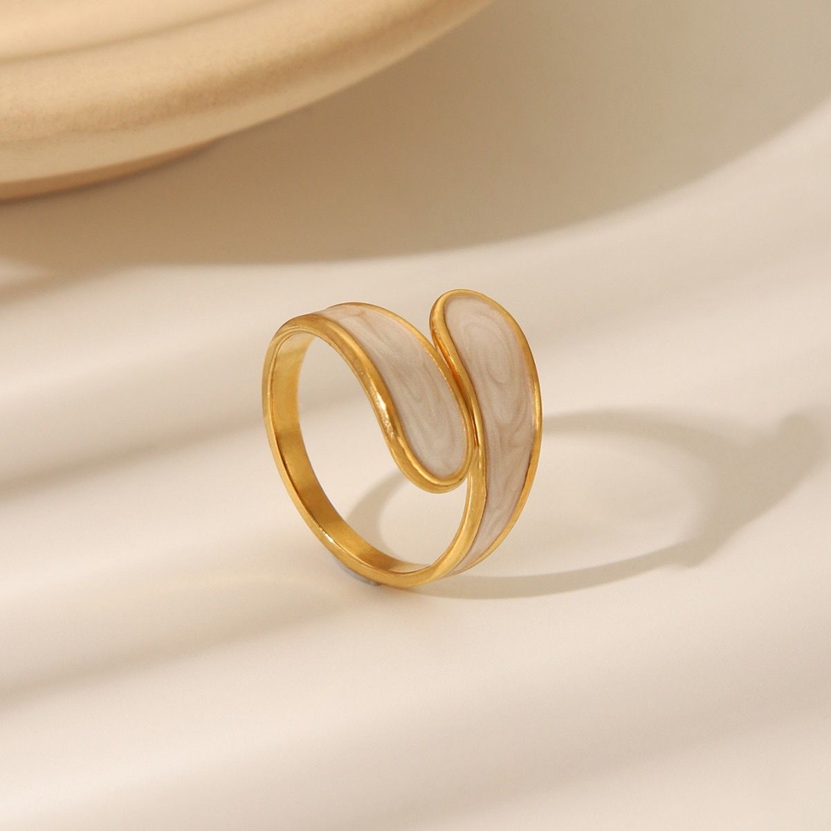Glossy Swirl Gold Ring – Jewelsmars
